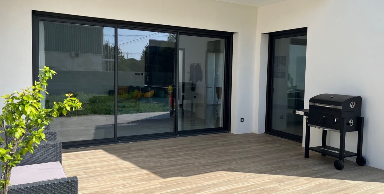 Installation complète de menuiseries dans une maison moderne - Spécial ...
